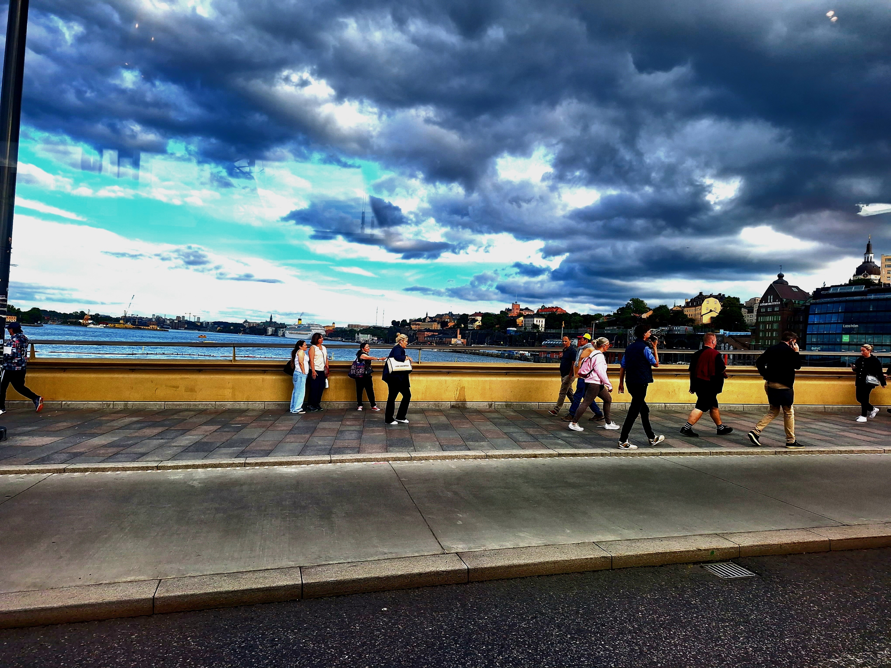 People, clouds. | Yolanda and her creative scream