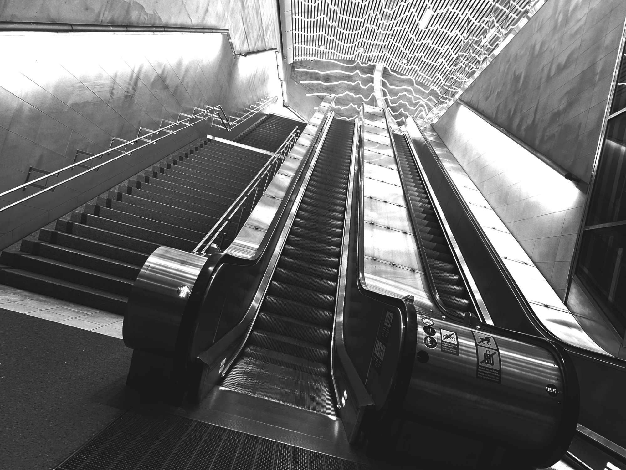Rulltrappa / Escalator | Yolanda and her creative scream