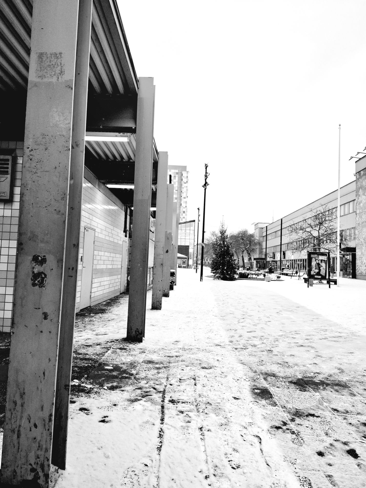 Snö på Tensta torg. | Yolanda and her creative scream