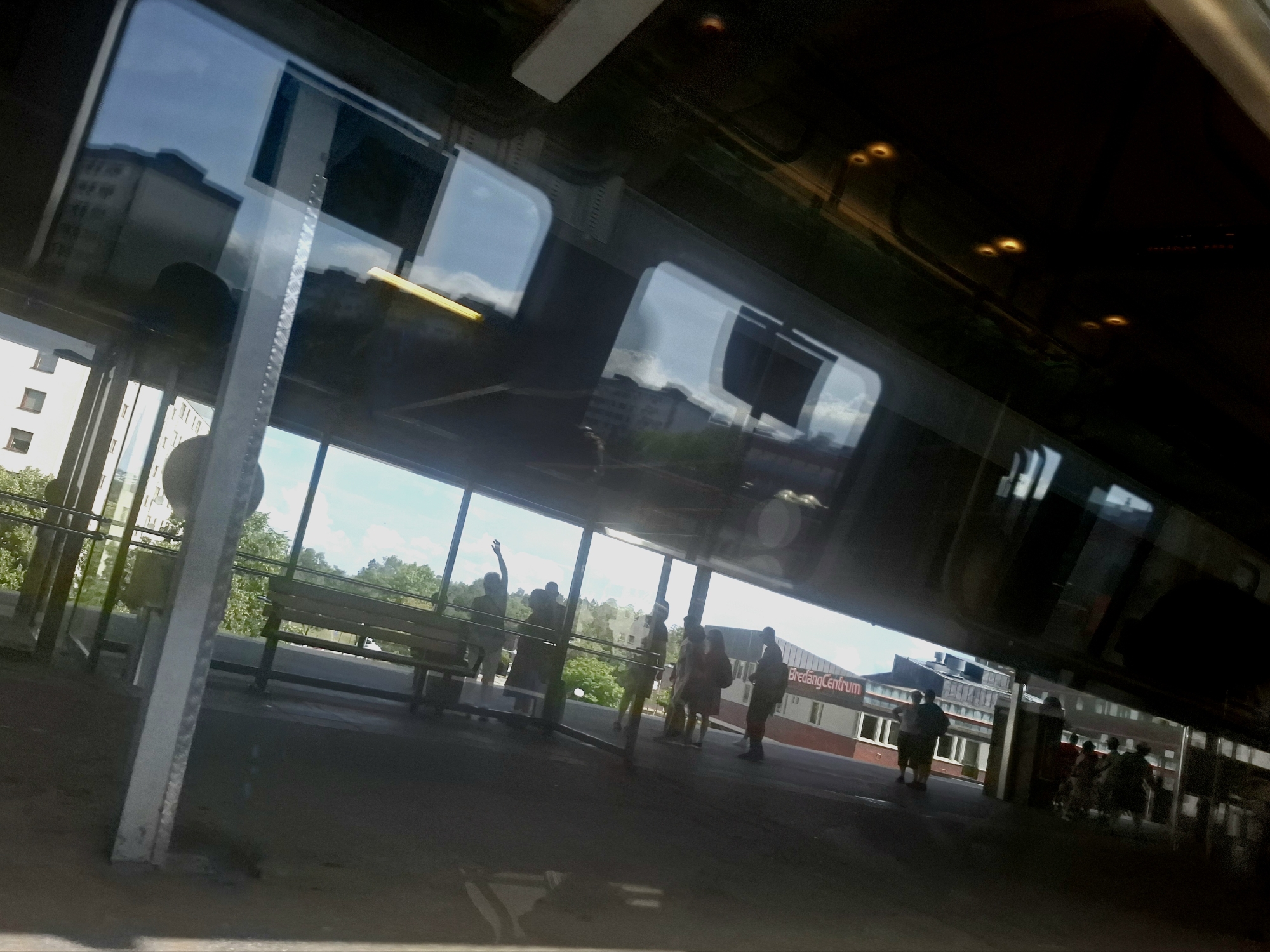 Perrong, tunnelbana Bredäng. | Yolanda and her creative scream